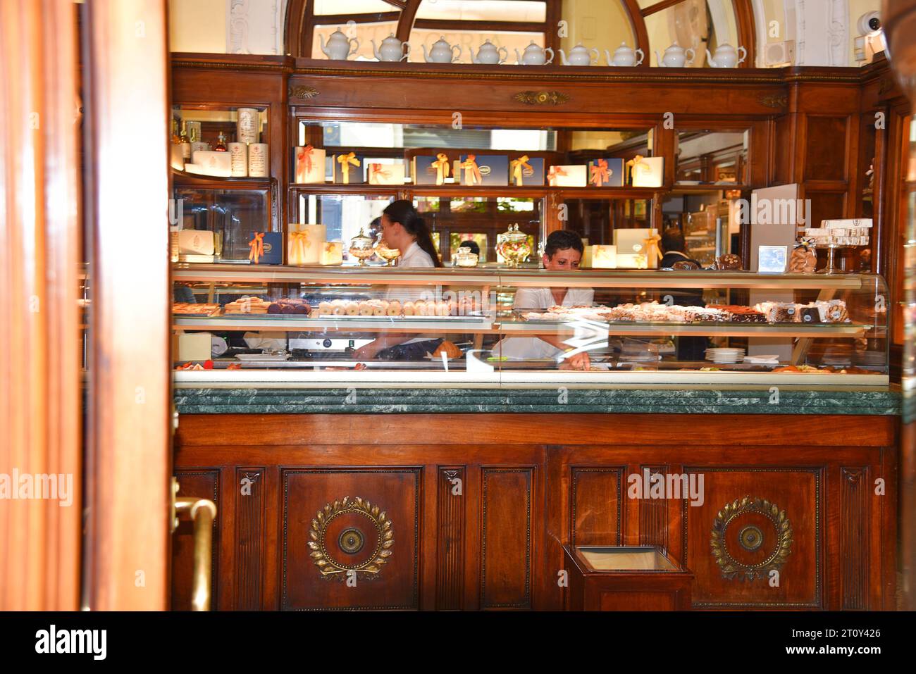Italian pastry shop display hi-res stock photography and images - Alamy