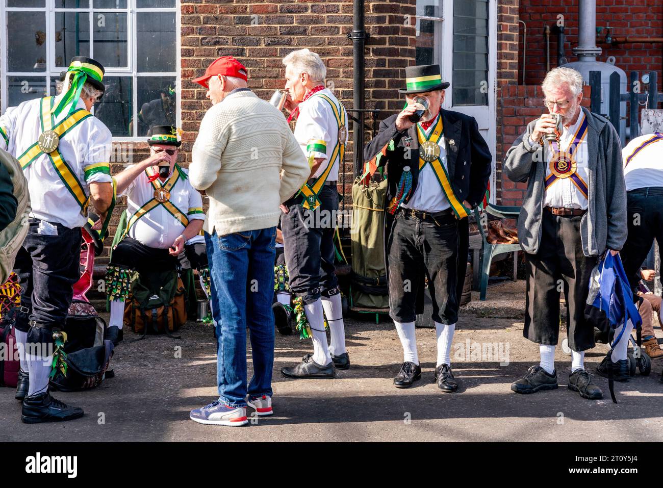 Traditional old english dress hi-res stock photography and images - Alamy