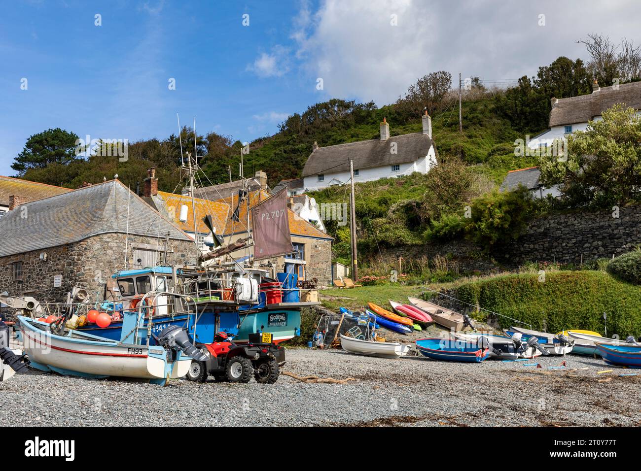 Thatched cottages at cadgwith hi-res stock photography and images - Alamy