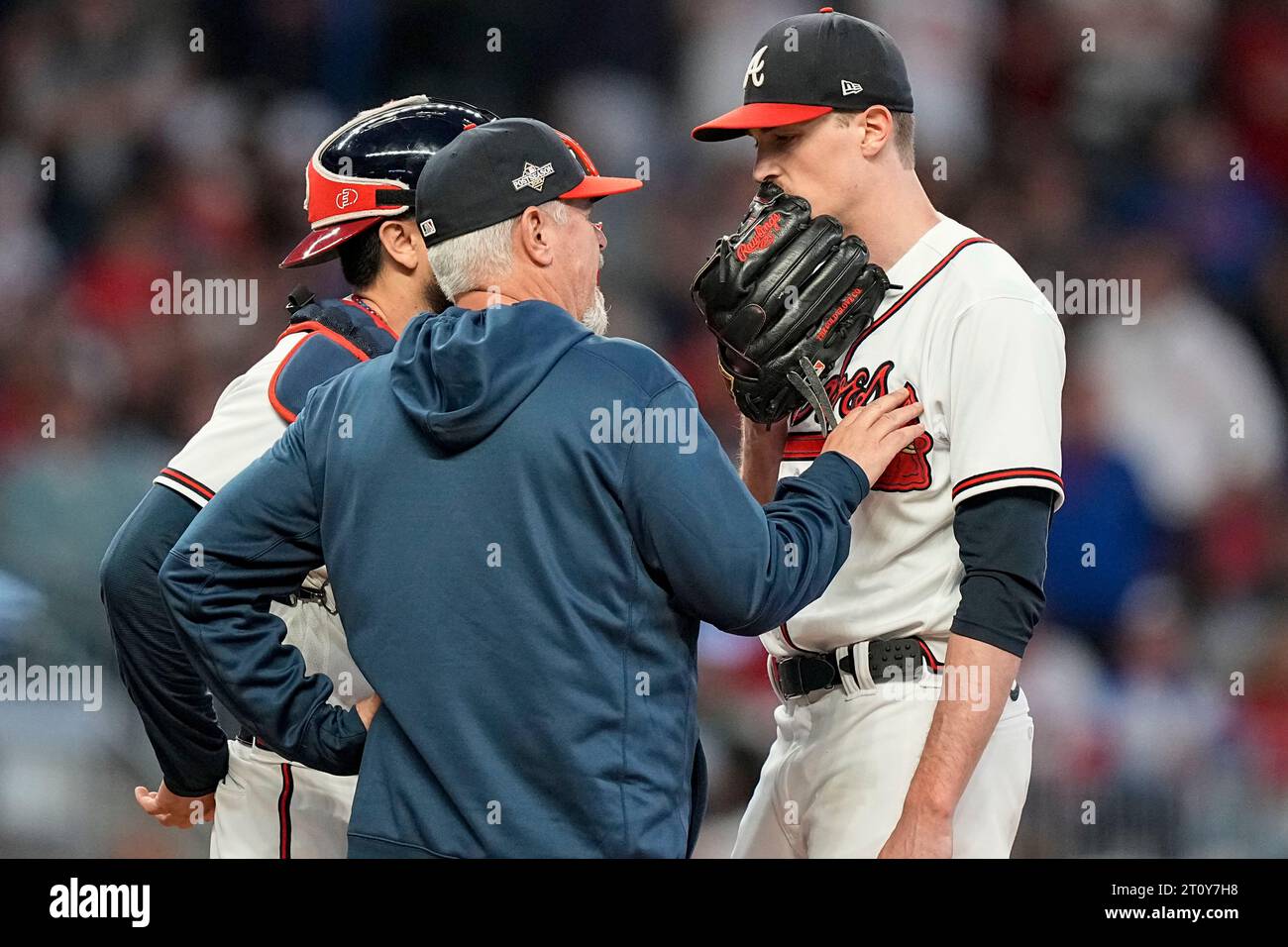 Atlanta Braves pitching coach Rick Kranitz, center, speaks with Atlanta ...