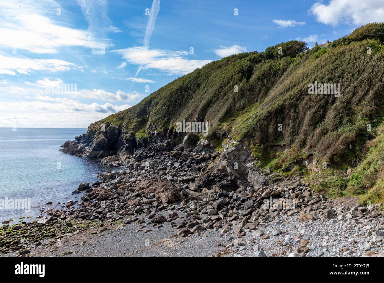 Little cove at Cadgwith Cove village, Lizard peninsula coastline ...