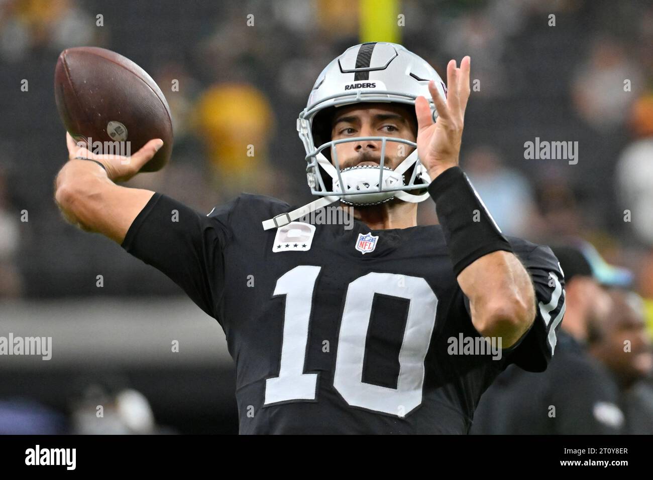 Las Vegas Raiders' Jimmy Garoppolo warms up before an NFL football game ...