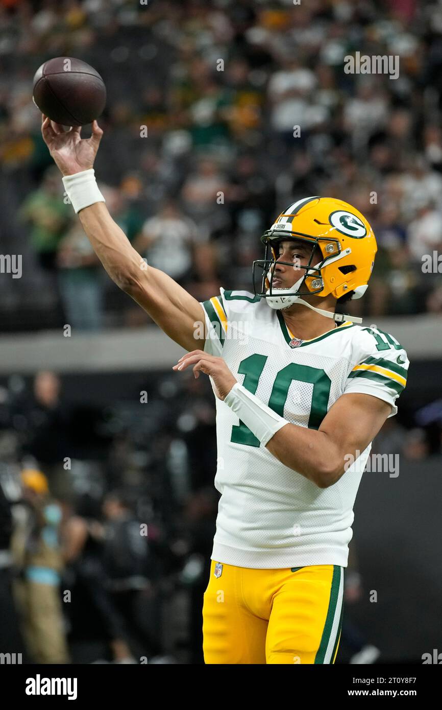 Green Bay Packers' Jordan Love warms up before an NFL football game ...