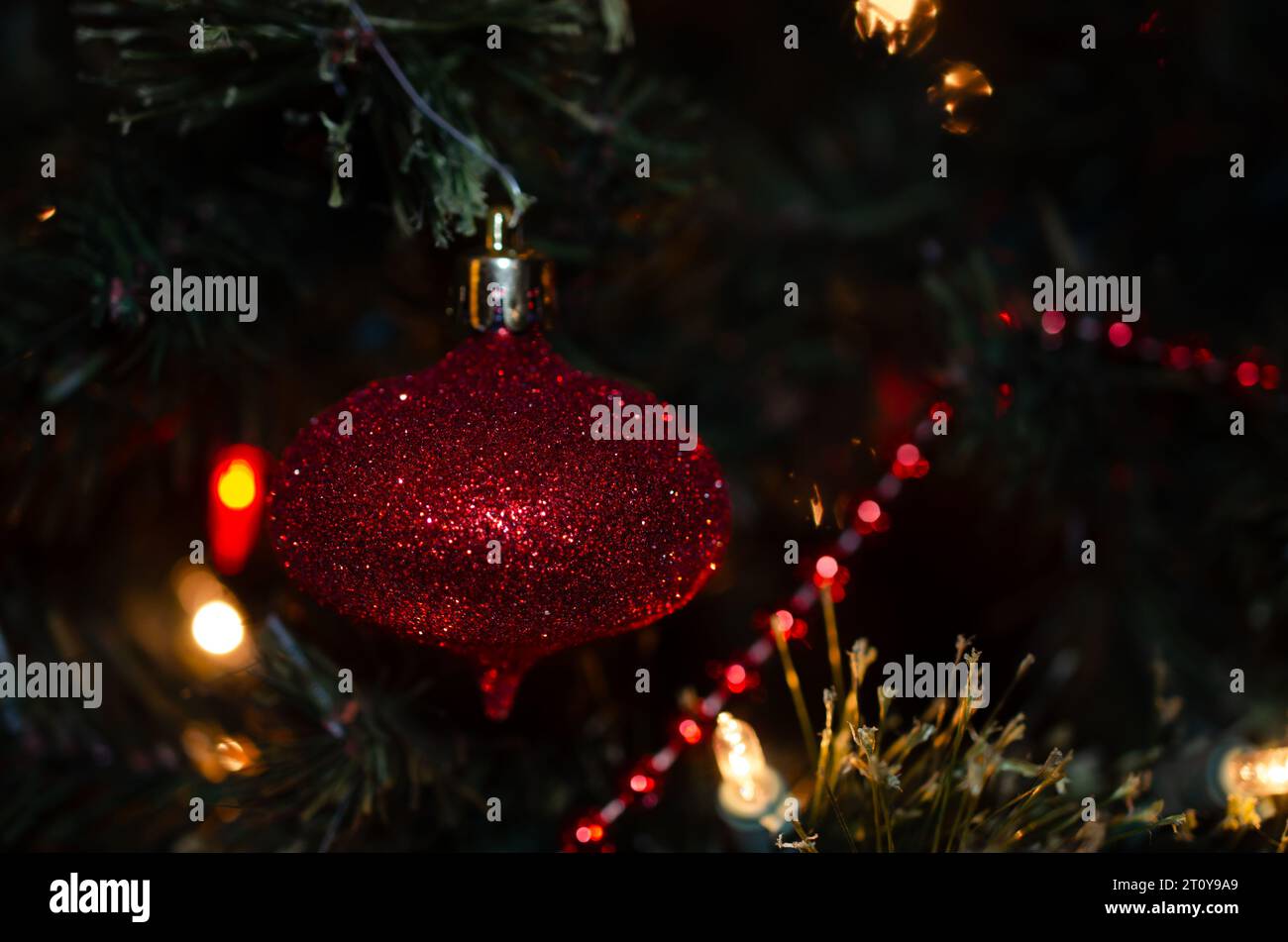 Sparkling bright red Christmas ornament. Twinkle light with ornament ...
