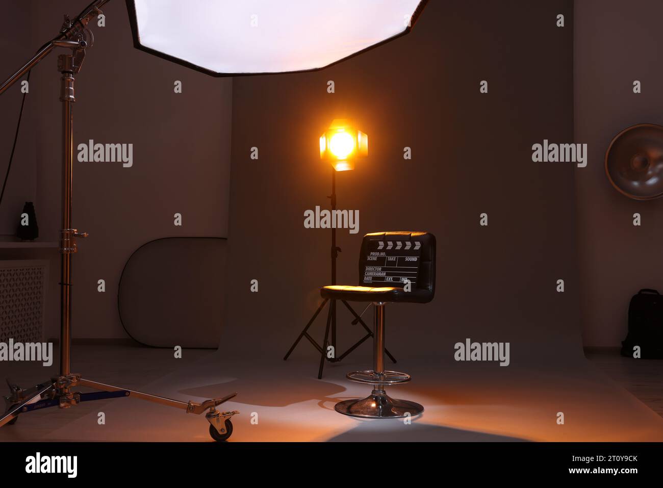 Theatre cast spotlight hi-res stock photography and images - Alamy