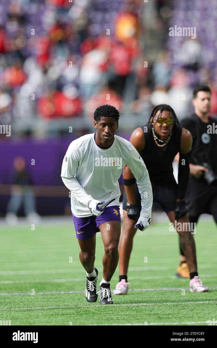Minnesota Vikings wide receiver Jordan Addison warms up before an NFL ...