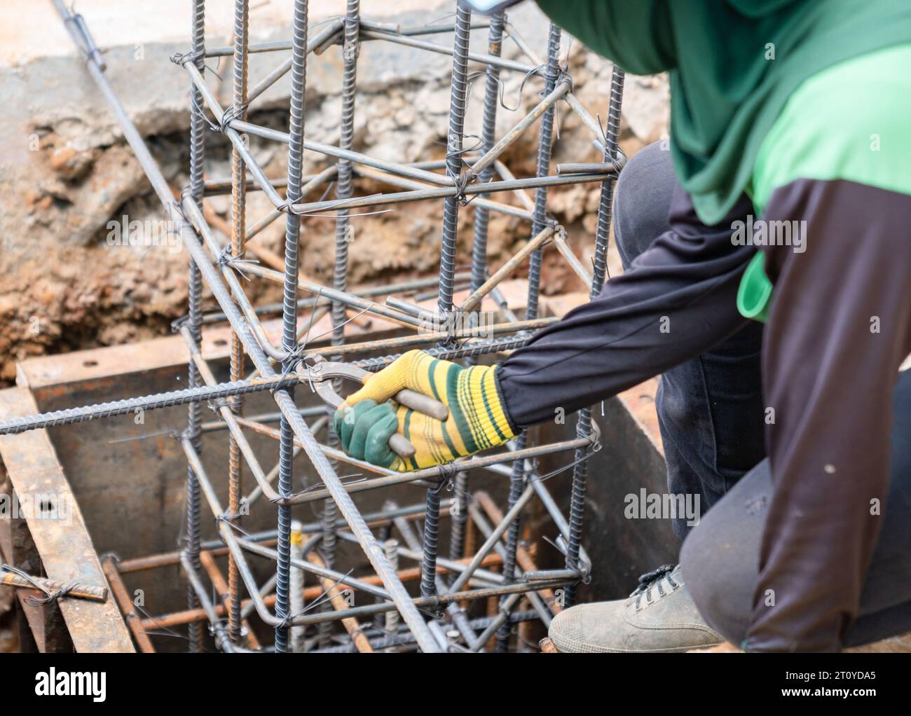 Worker wire bundle steel rod structure for pour concreat on formwork ...