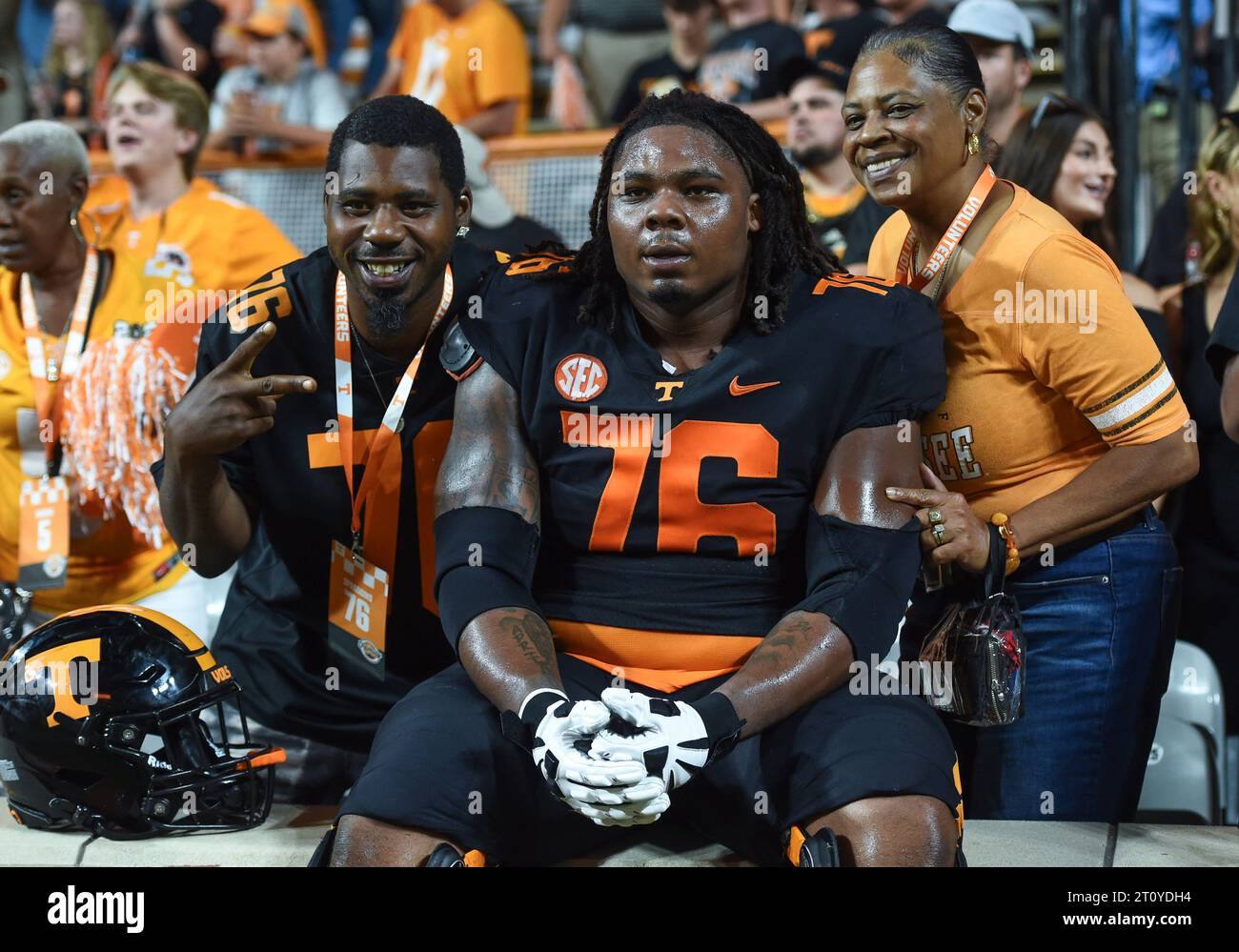 KNOXVILLE, TN - SEPTEMBER 30: Tennessee Volunteers offensive lineman ...