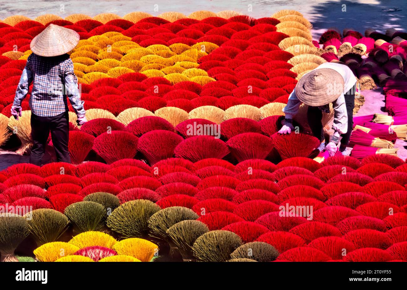 Workers drying incense in the Quang Phu Cau incense village, Hanoi ...