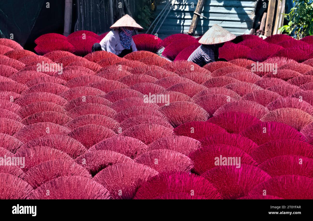 Workers drying incense in the Quang Phu Cau incense village, Hanoi ...