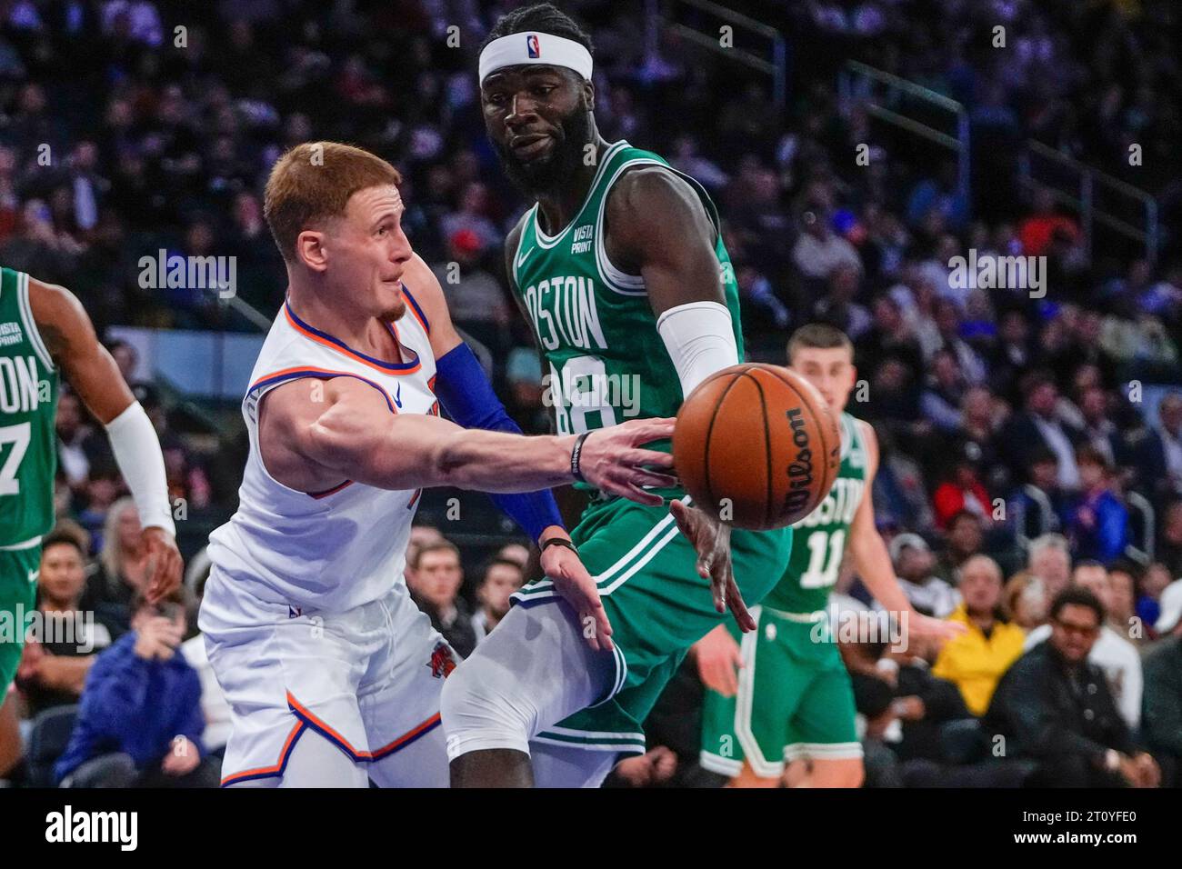 New York Knicks' Donte DiVincenzo, left, passes the ball away from ...