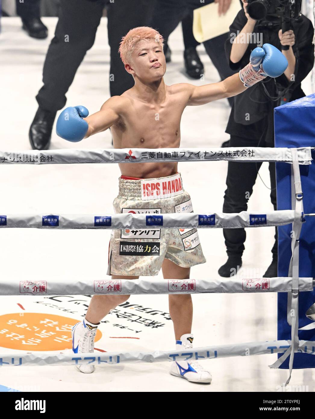 Ginjiro Shigeoka of Japan celebrates after stopping Daniel Valladares ...