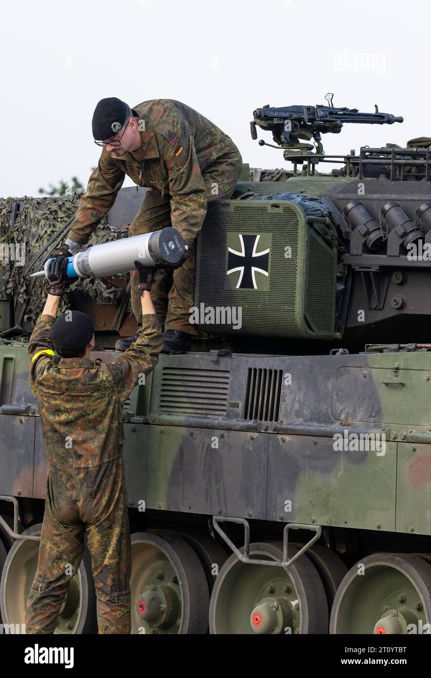 Bergen, Germany. 28th Sep, 2023. German Army soldiers load a Leopard 2 ...