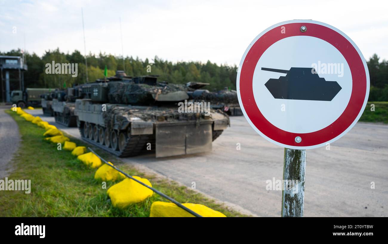 Bergen, Germany. 28th Sep, 2023. Leopard 2 A7V main battle tanks of the ...