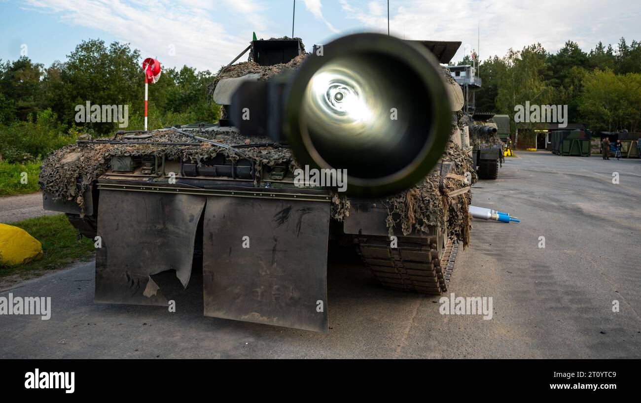 Bergen, Germany. 28th Sep, 2023. A soldier of the Bundeswehr shines a ...