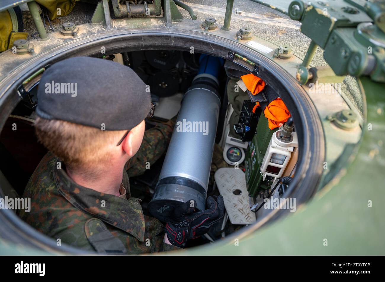Bergen, Germany. 28th Sep, 2023. A Bundeswehr soldier loads a Leopard 2 ...