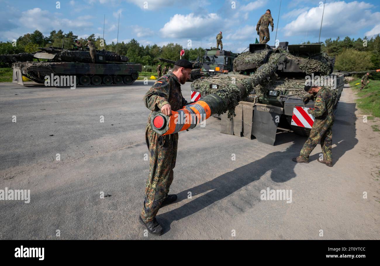 Bergen, Germany. 28th Sep, 2023. Soldiers of the German Armed Forces ...