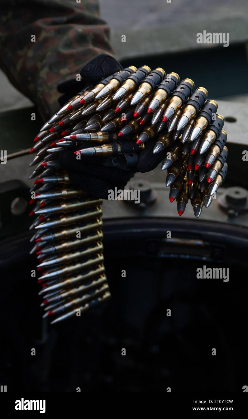 Bergen, Germany. 28th Sep, 2023. A Bundeswehr soldier holds 7.62 x 51 ...