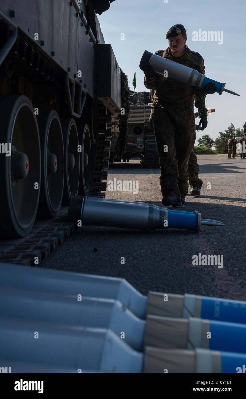 Bergen, Germany. 28th Sep, 2023. Soldiers of the Bundeswehr unload ...