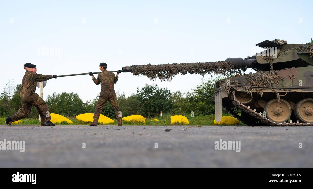 Bergen, Germany. 28th Sep, 2023. Soldiers of the German Armed Forces ...