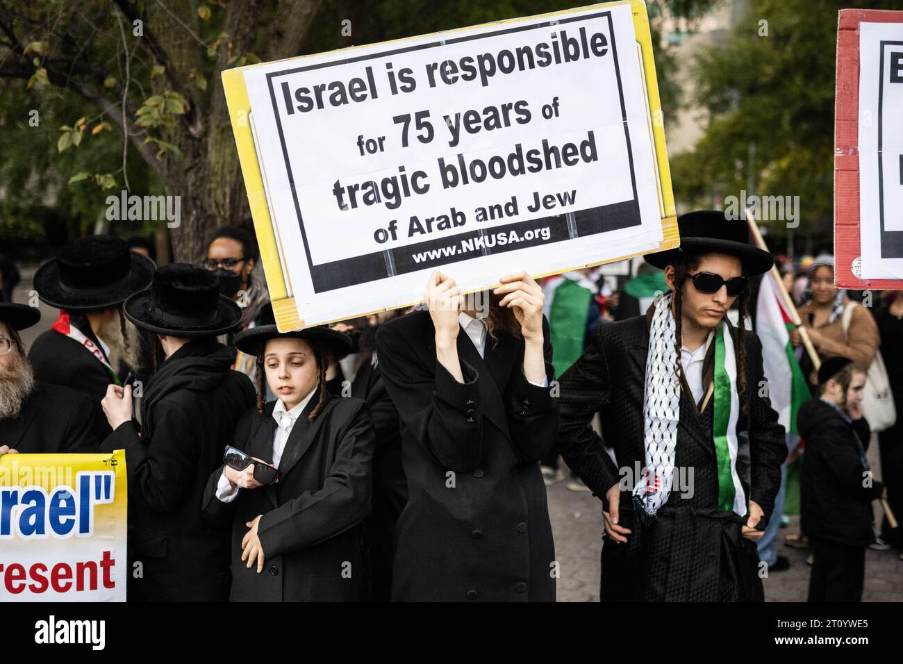Orthodox Jewish protestors holding pro Palestinian signs at the ...
