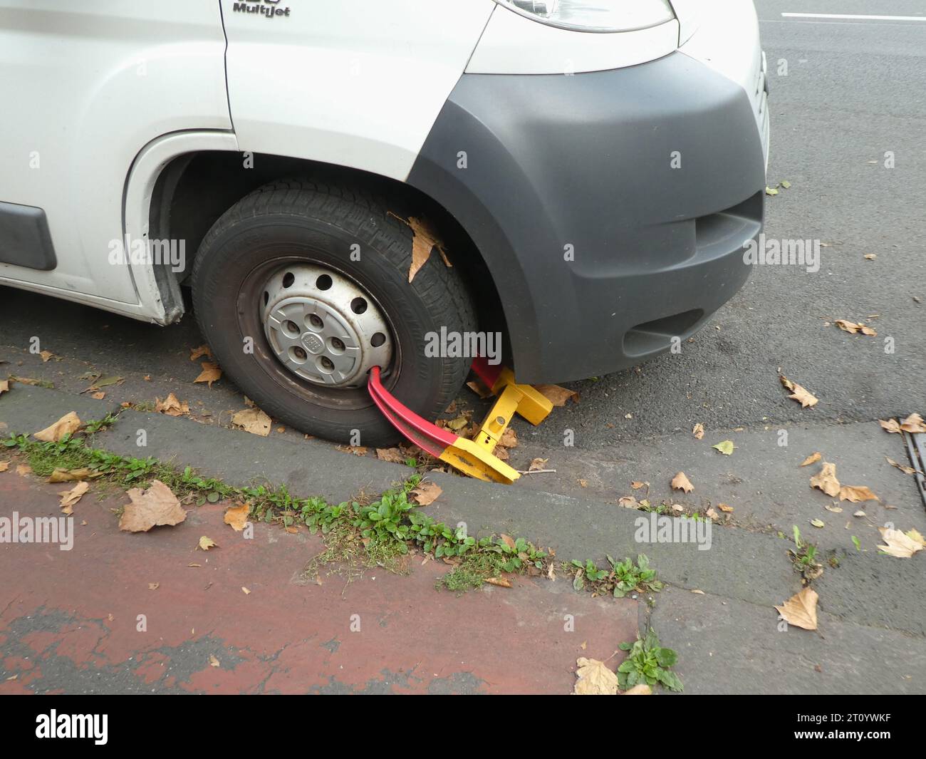 Cologne, Germany. 07th Oct, 2023. Car claw on the wheel of a parked ...