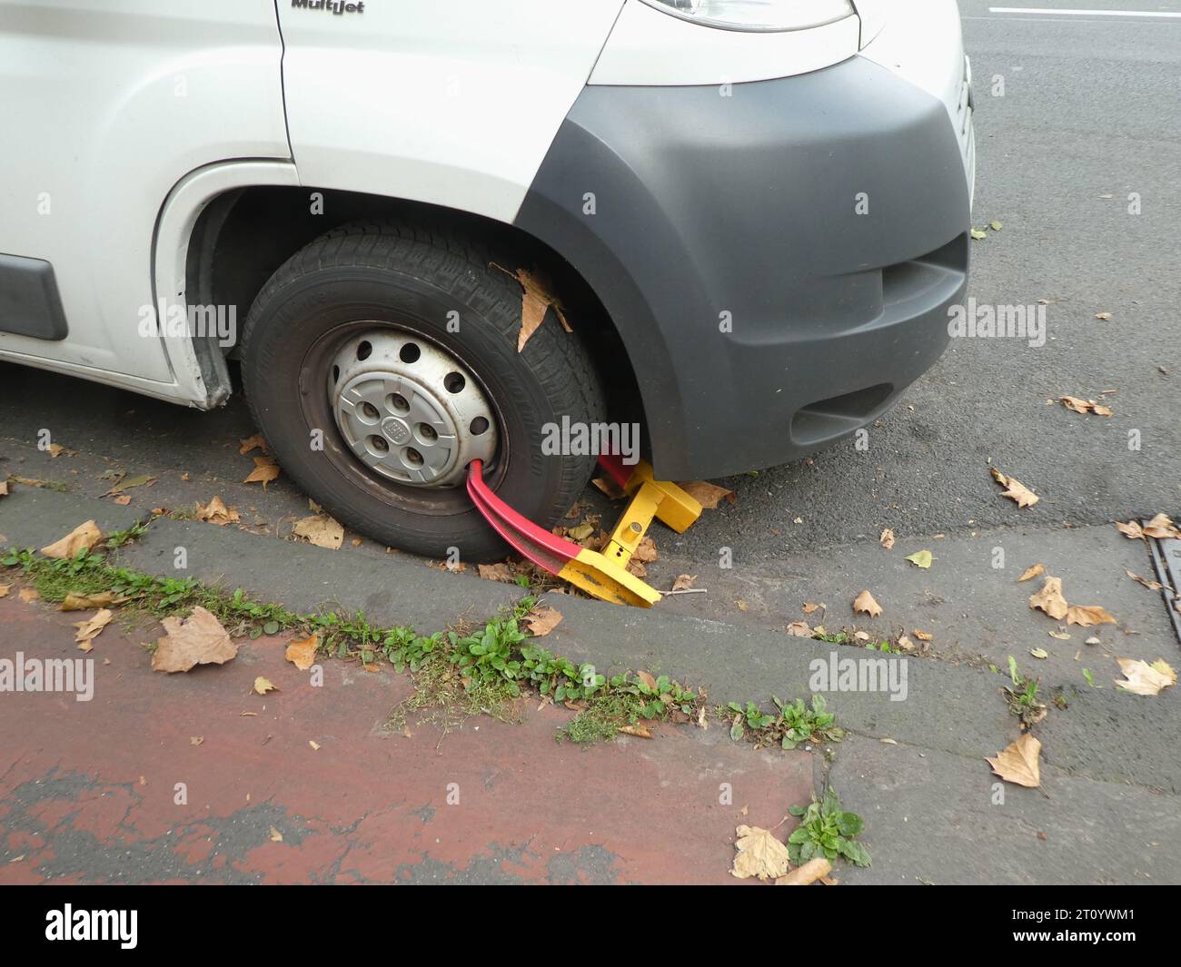 Cologne, Germany. 07th Oct, 2023. Car claw on the wheel of a parked ...
