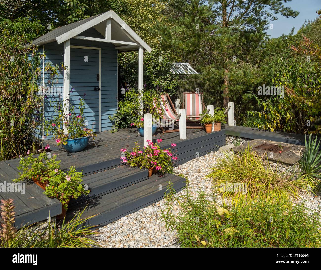 Garden pebbles hi-res stock photography and images - Alamy