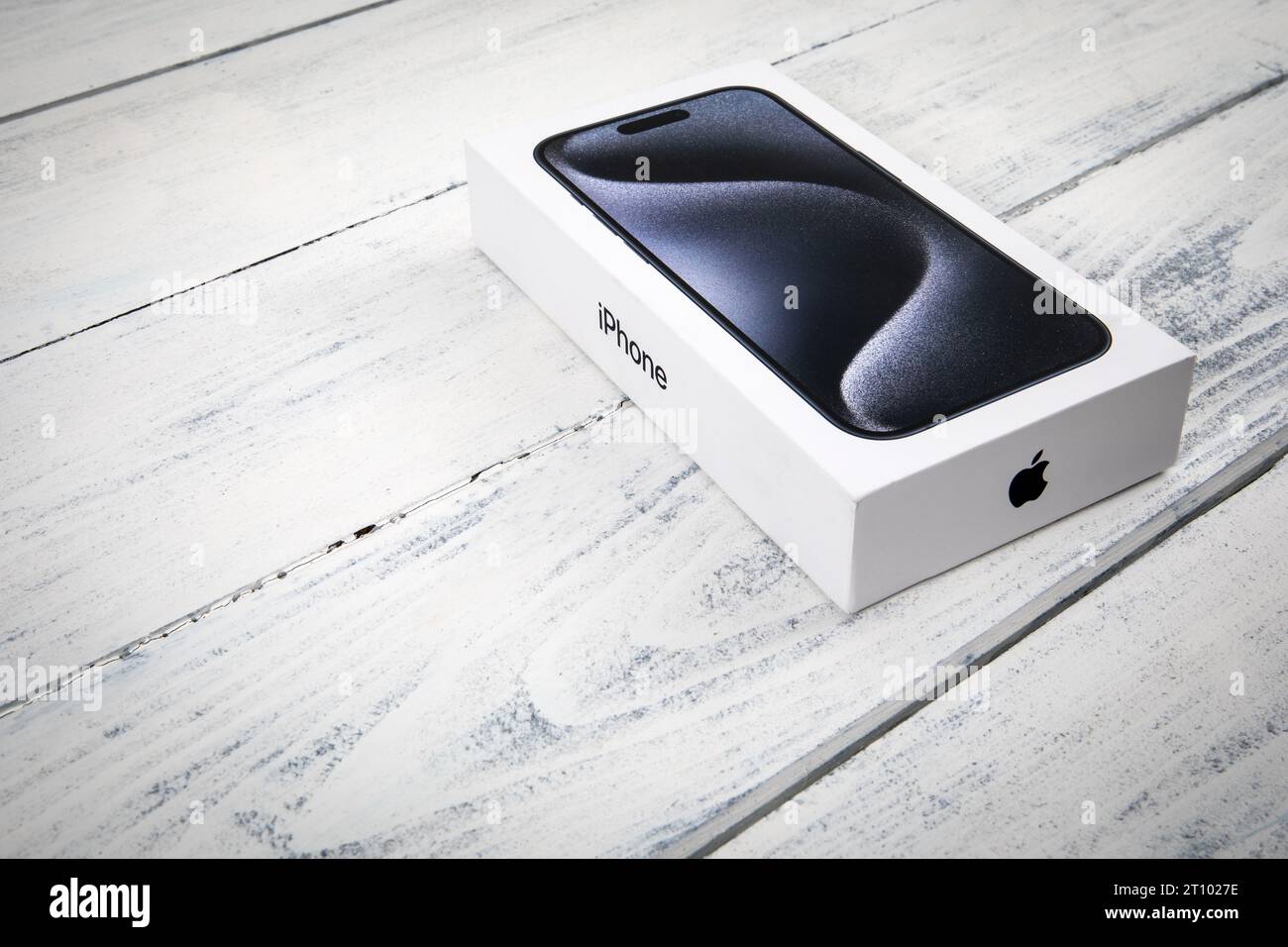 Apple iphone 15 box hi-res stock photography and images - Alamy