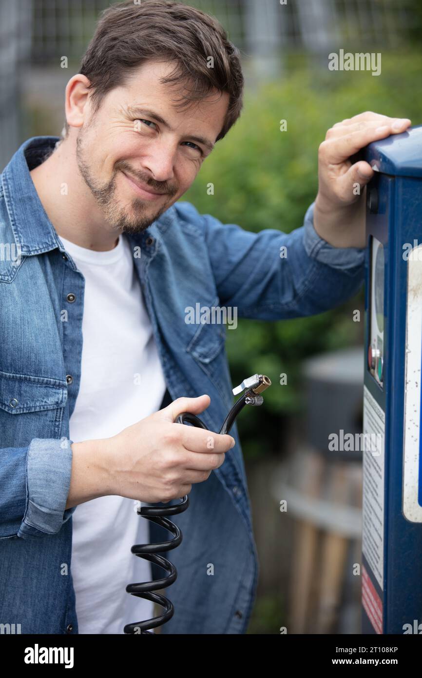 Checking tyres at service station hi-res stock photography and images - Alamy