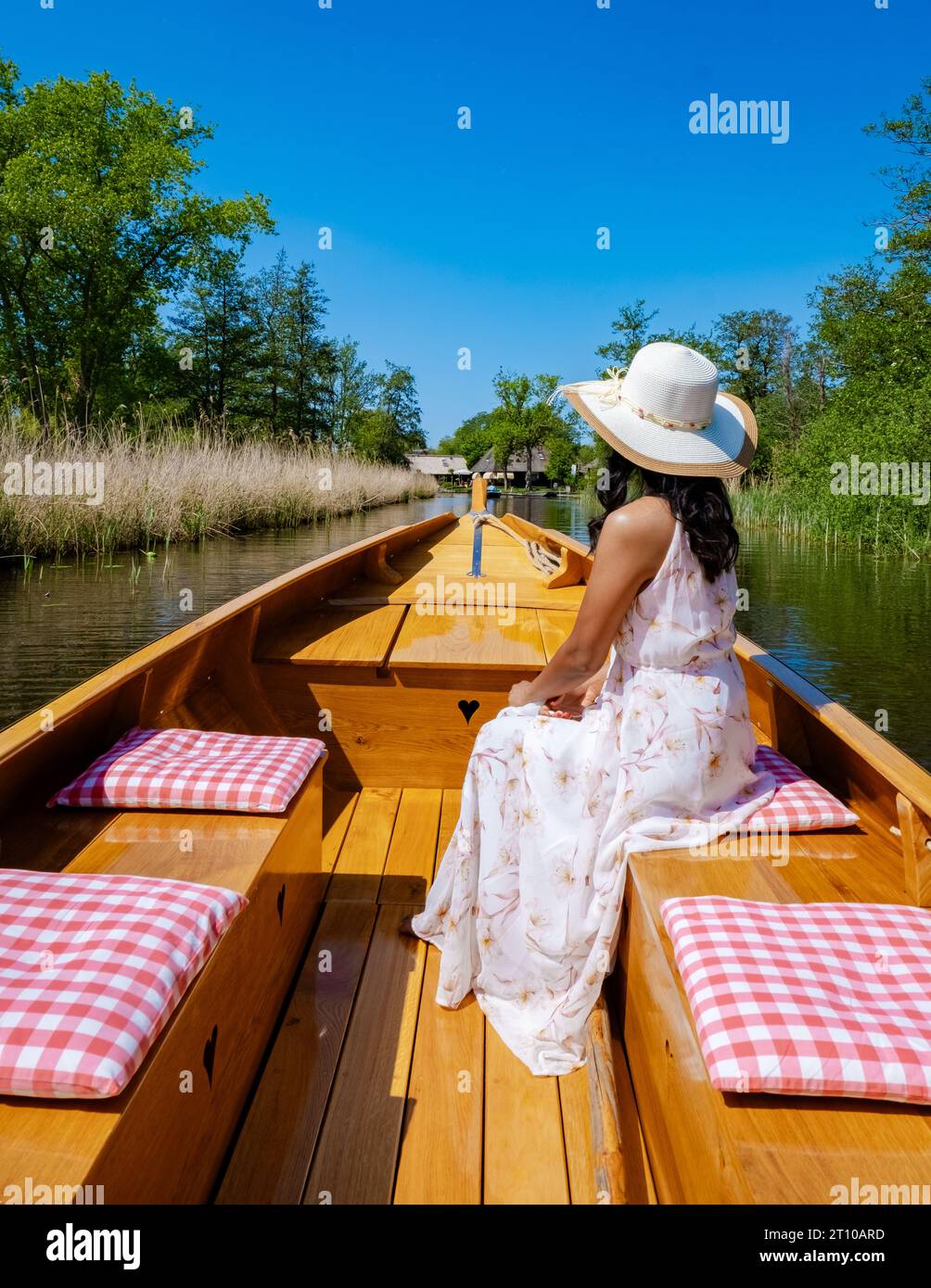 Asian women visit Giethoorn Netherlands, Asian female visit the village ...