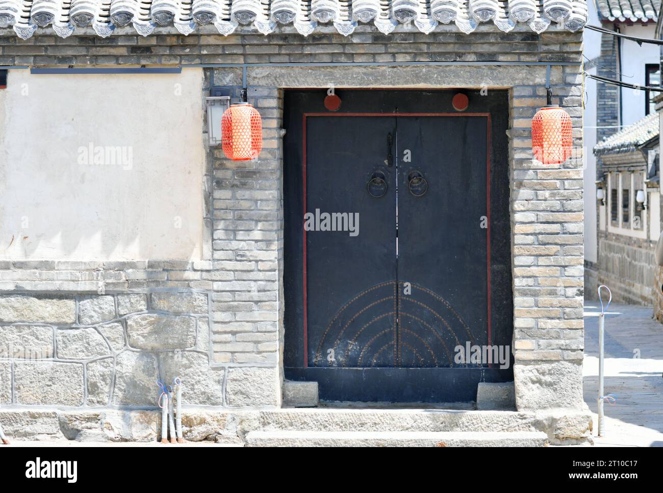 Photo ancient chinese entrance door hi-res stock photography and images ...