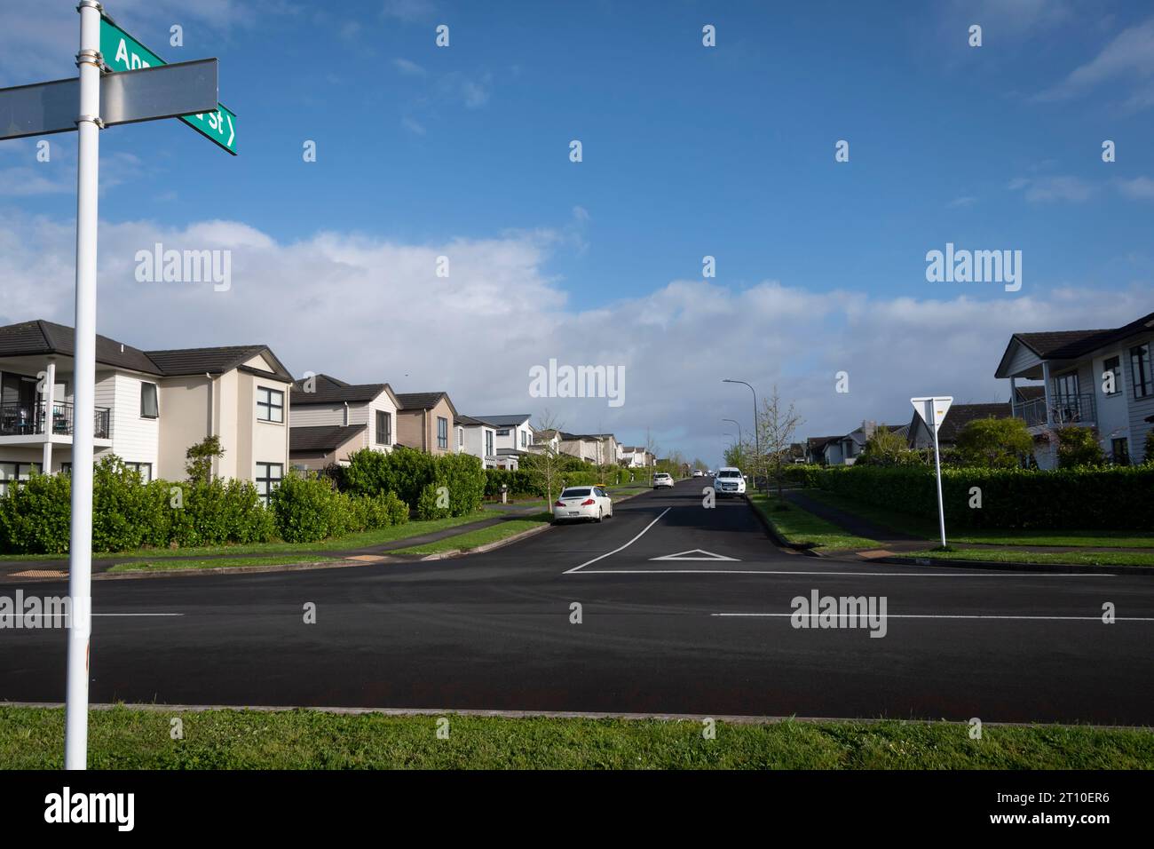 Street in modern suburb, Karaka, Auckland, North Island, New Zealand ...