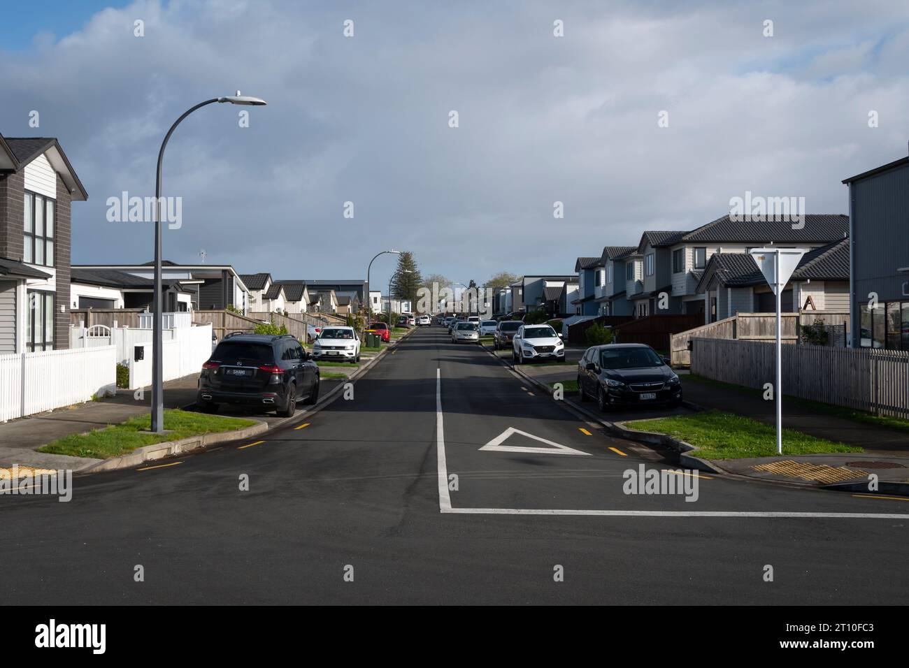 Street in modern suburb, Karaka, Auckland, North Island, New Zealand ...