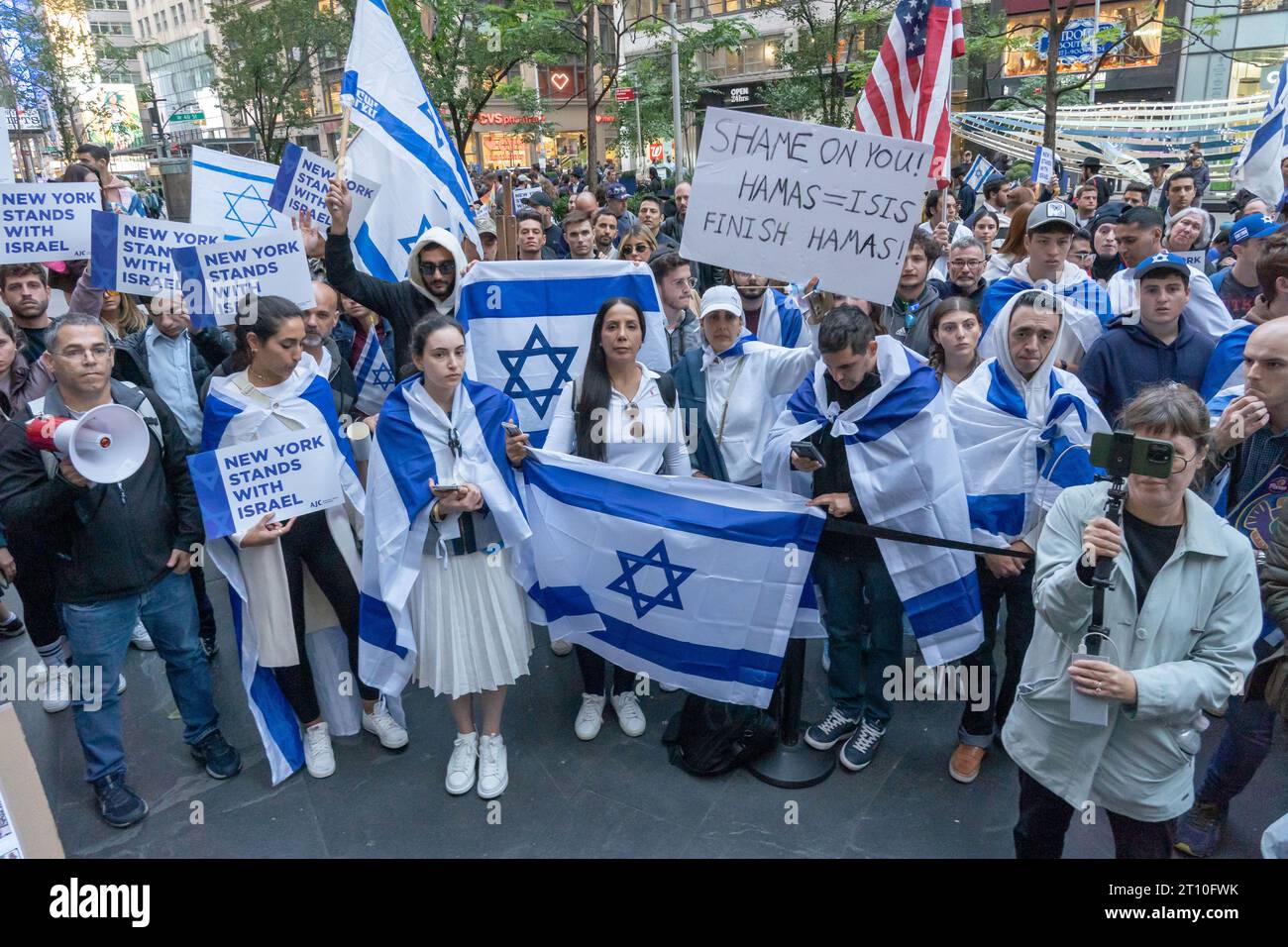 Supporters of Israel with Israeli flags, American flags and signs rally ...