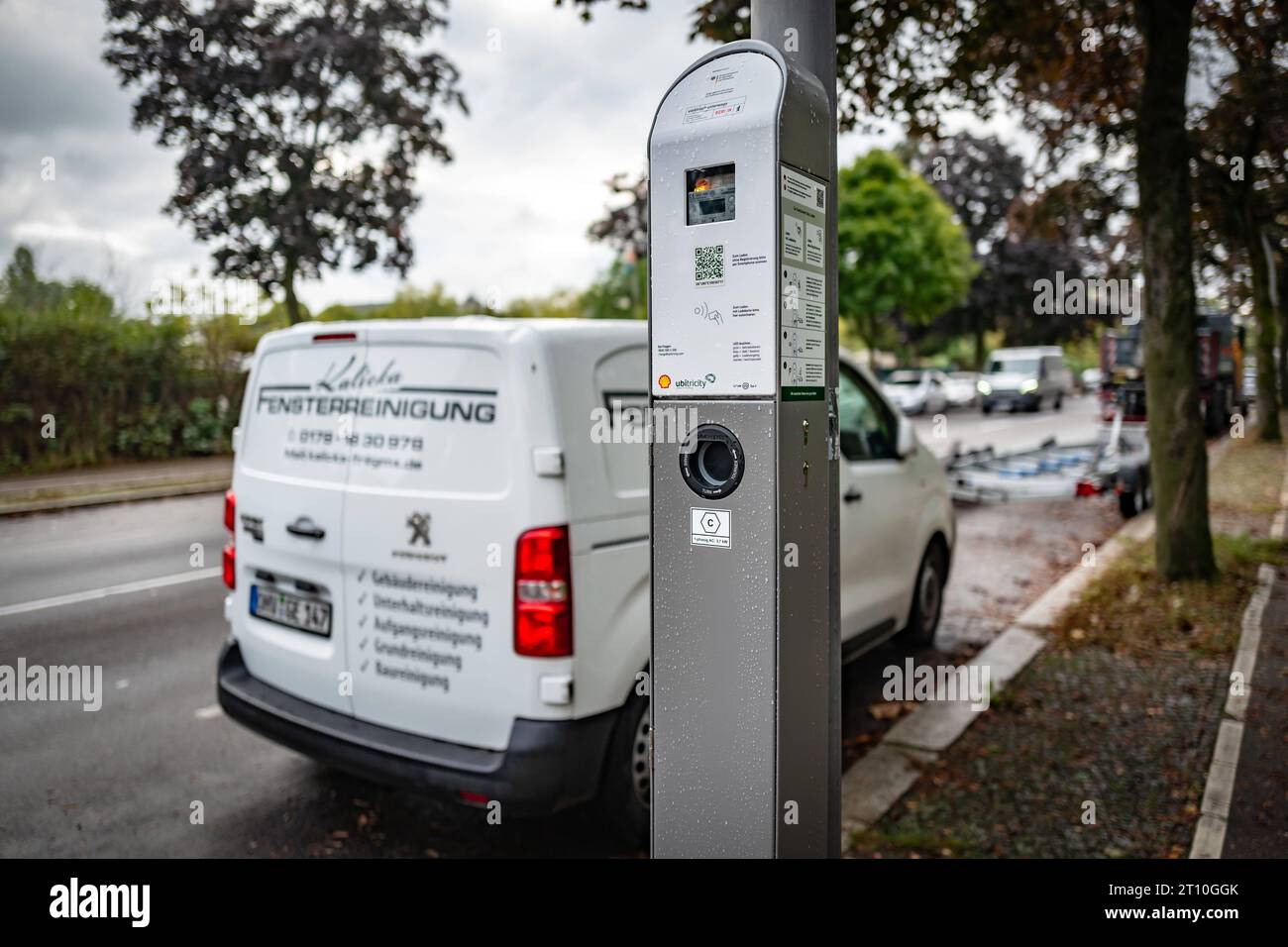 Berlin, in Reinickendorf werden Laternen in Ladesäule für Elektroauto ...