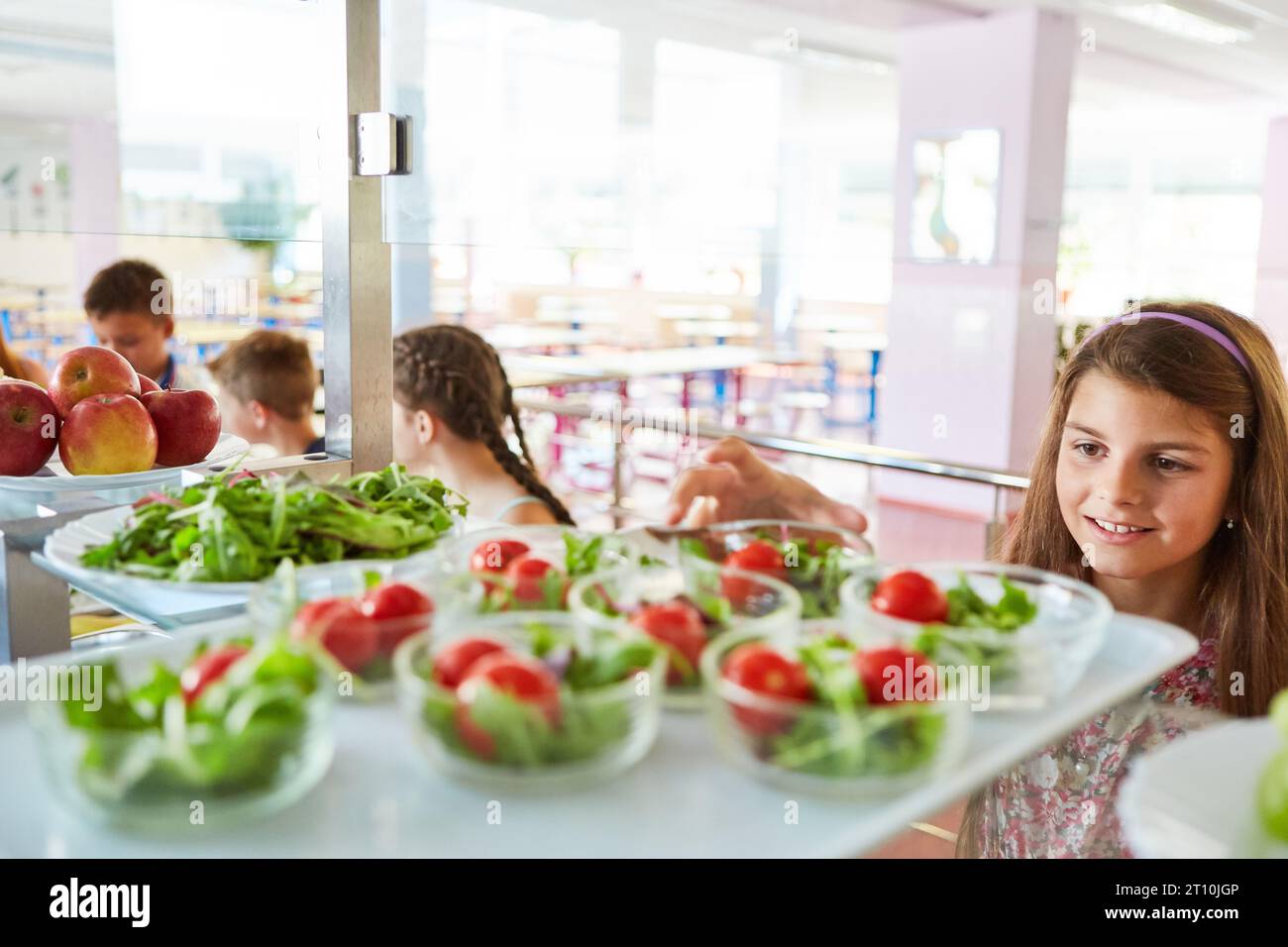 Children in line school cafeteria hi-res stock photography and images ...