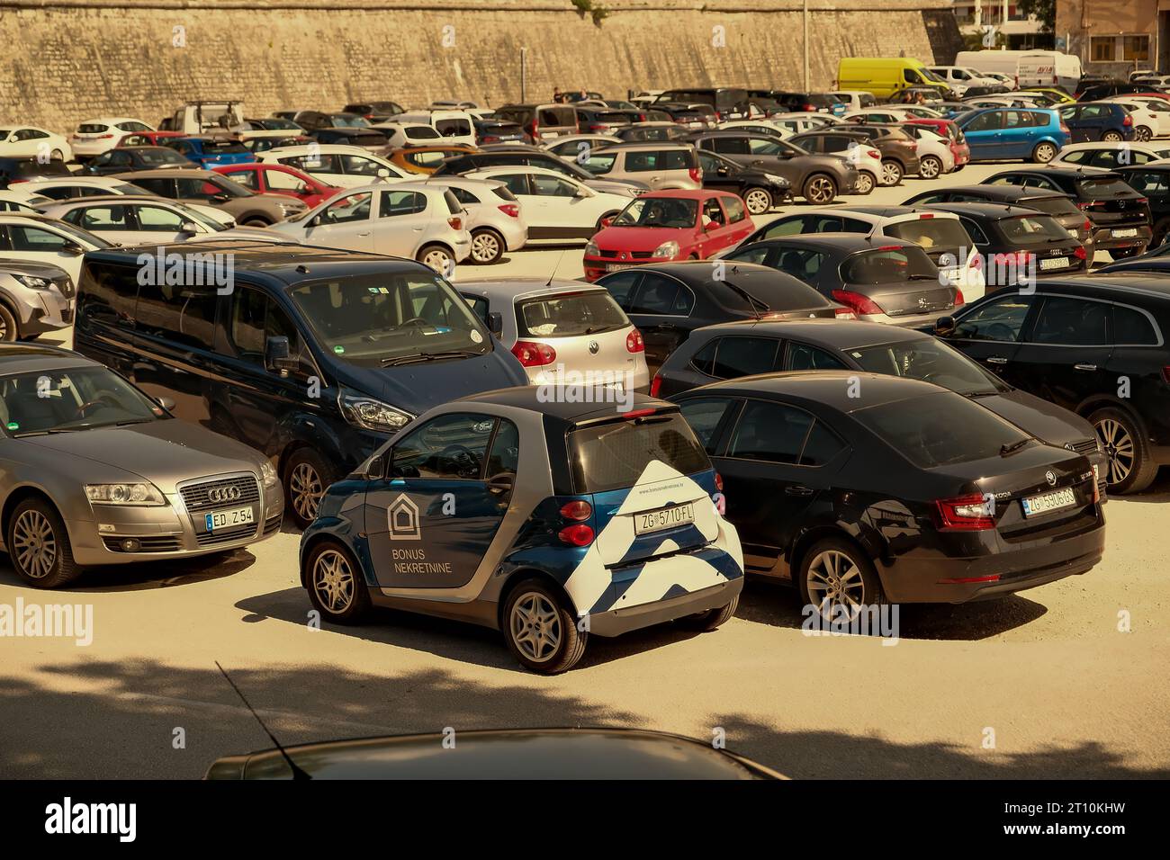Lots of cars hi-res stock photography and images - Alamy