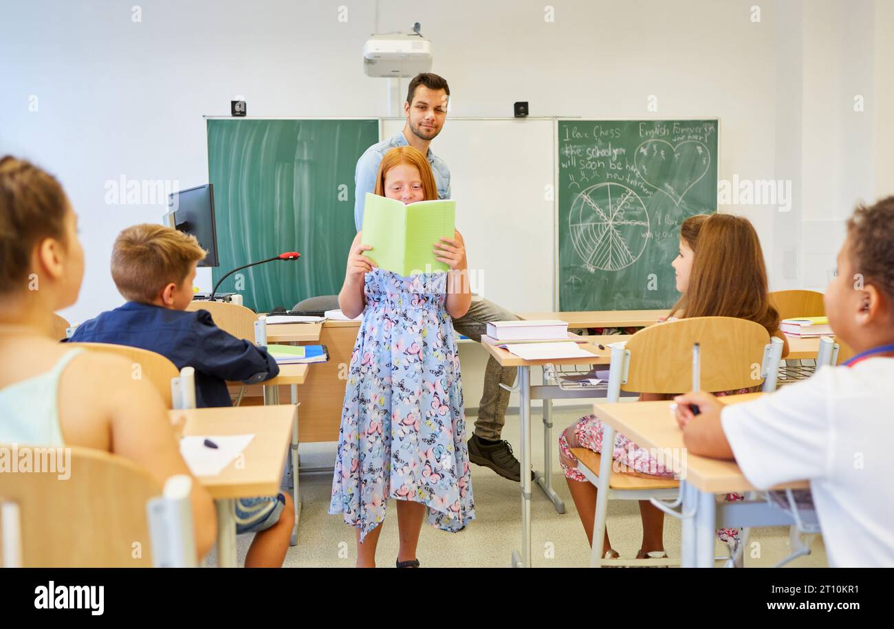 Children reading classroom hi-res stock photography and images - Alamy