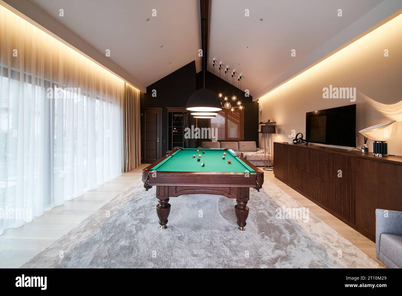 Luxurious billiard room hi-res stock photography and images - Alamy