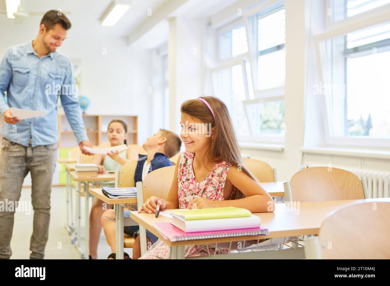 School children sitting on bench hi-res stock photography and images ...
