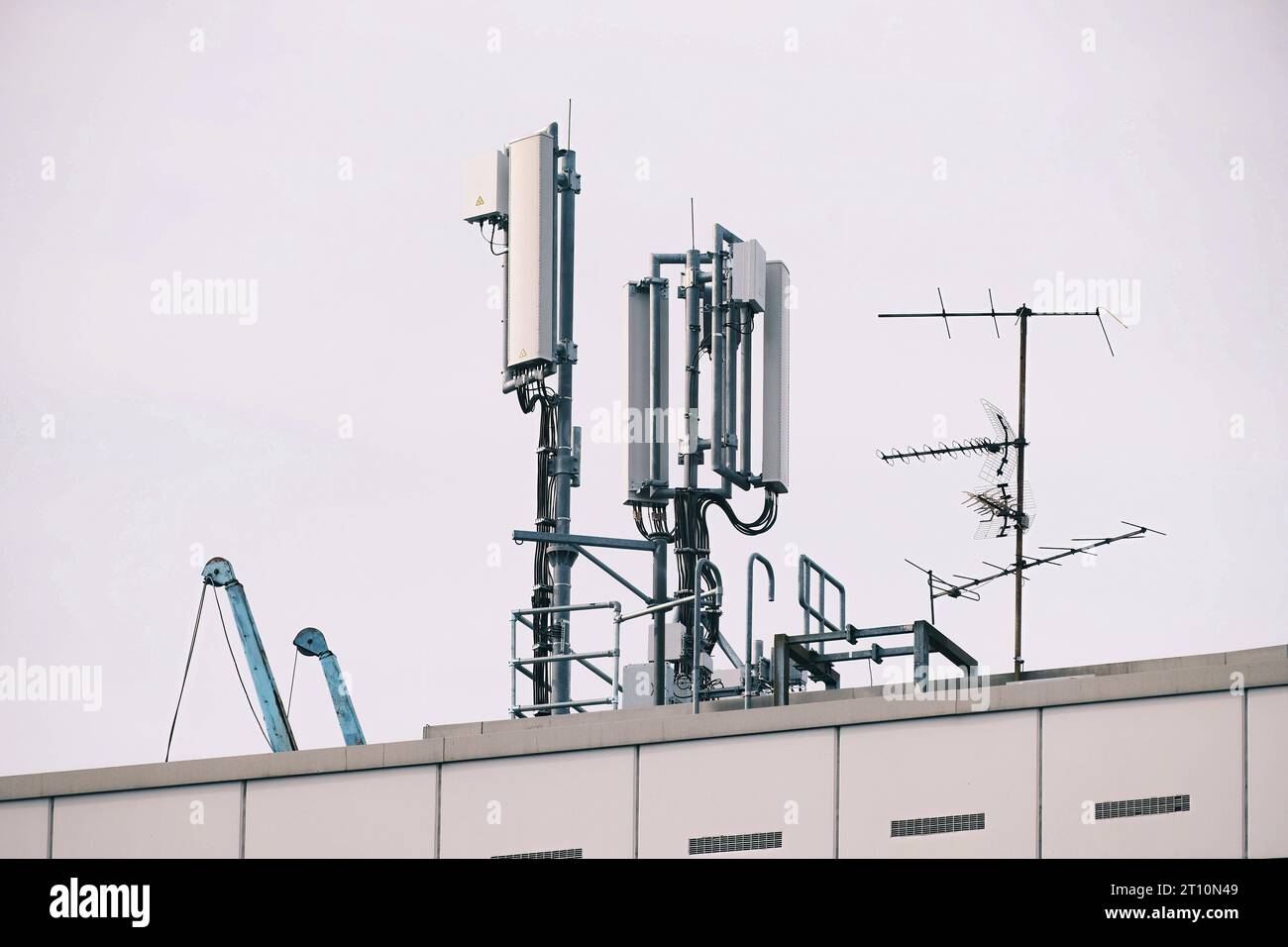Düsseldorf 10.10.2023 Mobilfunk Mobilfunkmast 4G 5G 6G Antennen ...