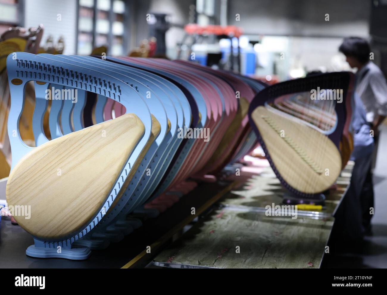 (231010) -- KAIFENG, Oct. 10, 2023 (Xinhua) -- A staff member tunes a ...