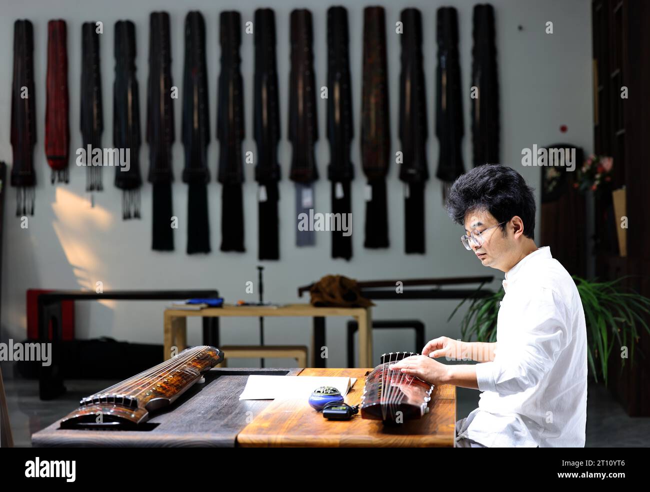 (231010) -- KAIFENG, Oct. 10, 2023 (Xinhua) -- Guqin maker Xu Bing ...