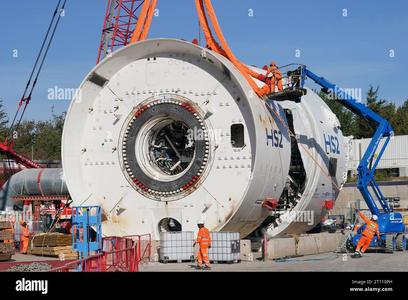 Work begins to lift the front shield from the 2,000-tonne tunnel boring ...
