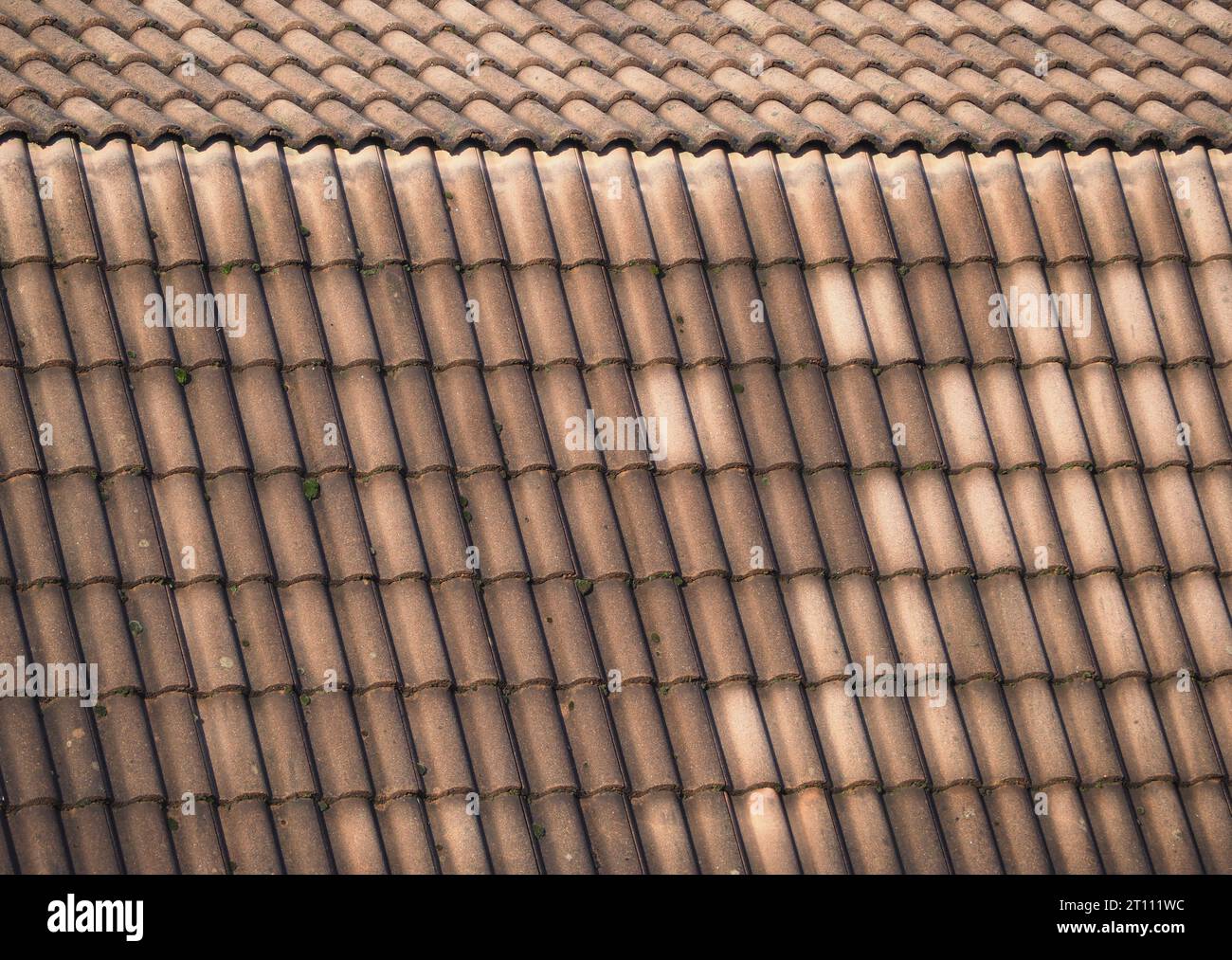 Red tiled roof texture hi-res stock photography and images - Alamy