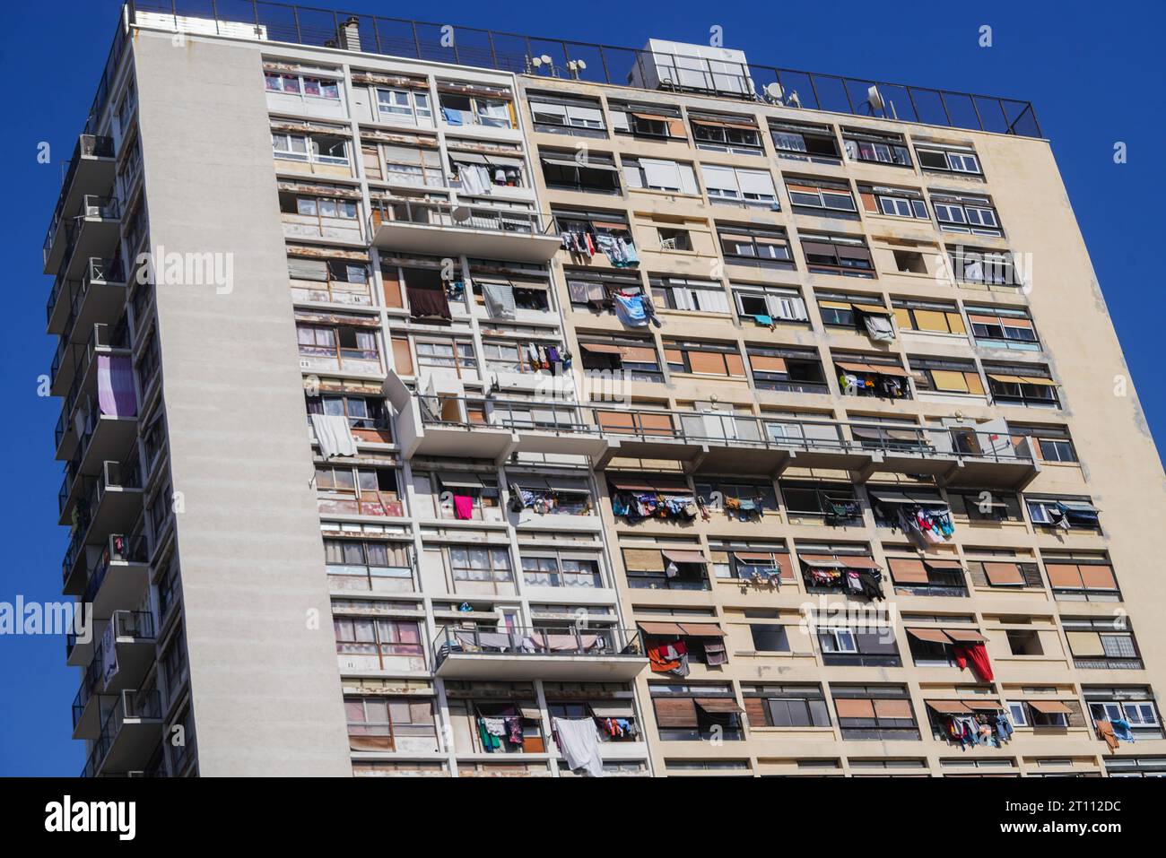 Marseilles, France. 10 October 2023. Washing hanging from an apartment ...
