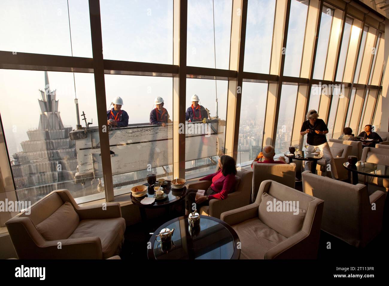 Nacelle cherry picker hi-res stock photography and images - Alamy
