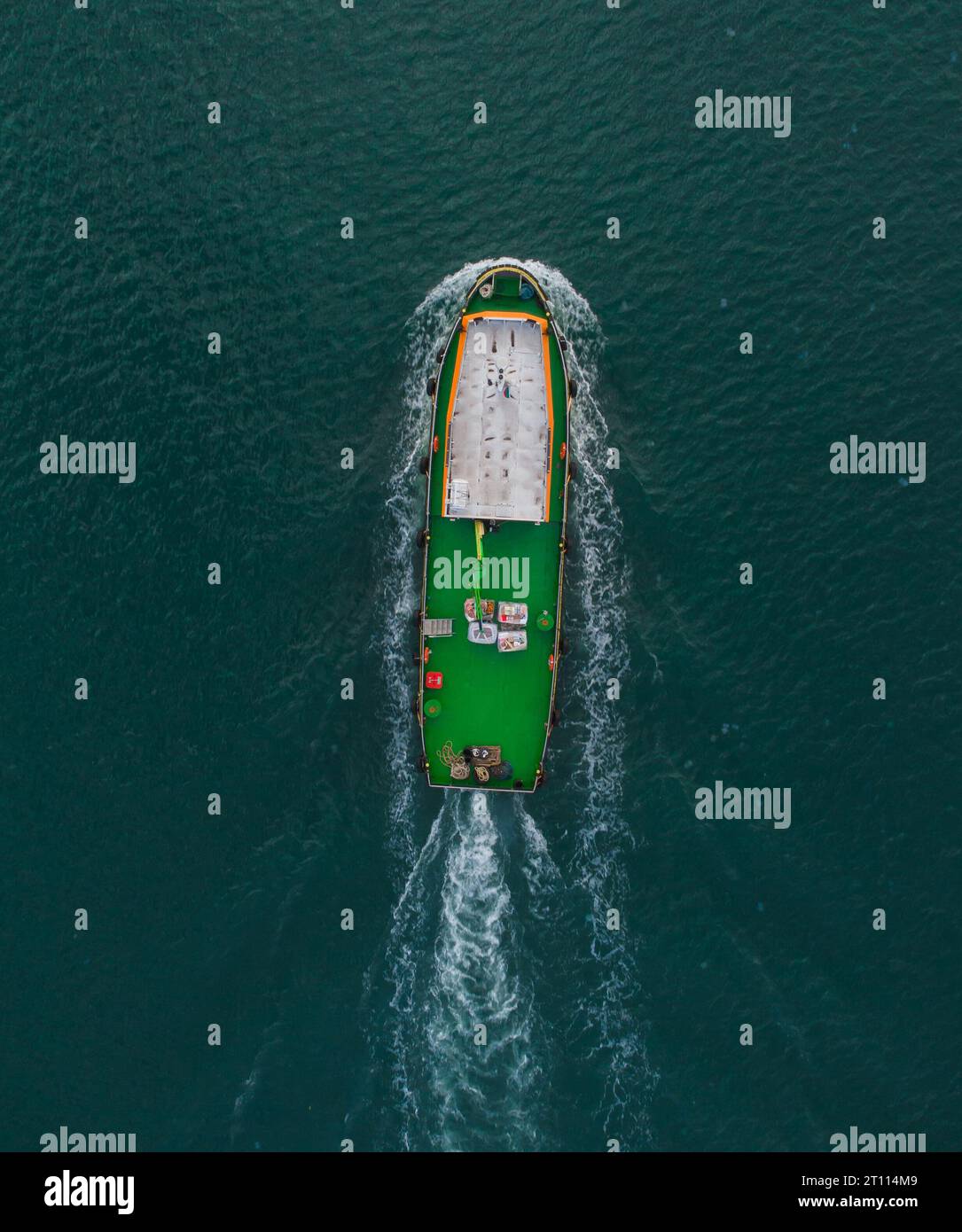 Tug boat assisting hi-res stock photography and images - Alamy