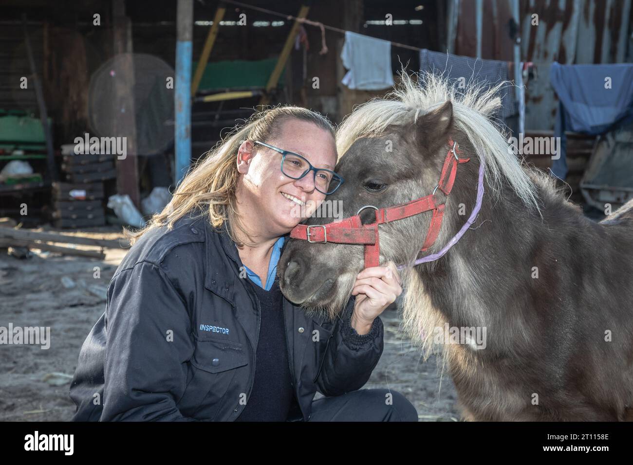 A female animal welfare inspector shares a heartwarming moment of ...